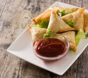 Driehoekjes van filodeeg gevuld met o.a. spinazie | Vegalifestyle Magazine