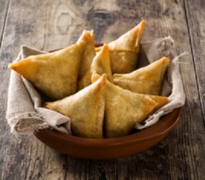 Driehoekjes van filodeeg gevuld met o.a. spinazie | Vegalifestyle Magazine